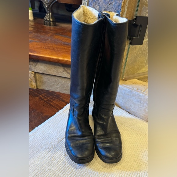 UGG | Shoes | Ugg Black Leather Boots With Shearling Lining Size 36 ...